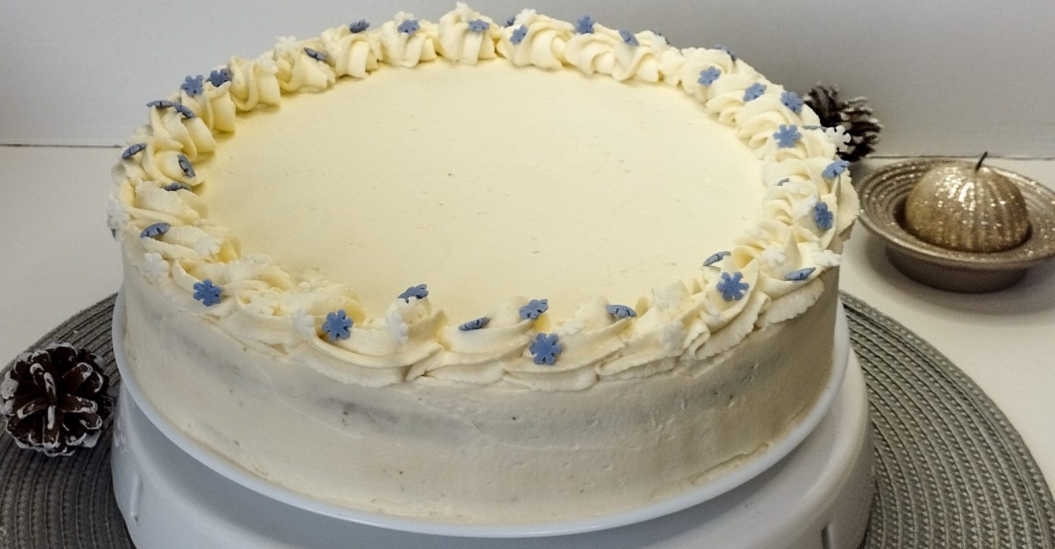 Tort alb cu cremă de ciocolată